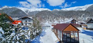 Компас (Kurdzhieva Street No:37В, Arkhyz Village), otel  Karaçay‑Çerkez Cumhuriyeti'nden