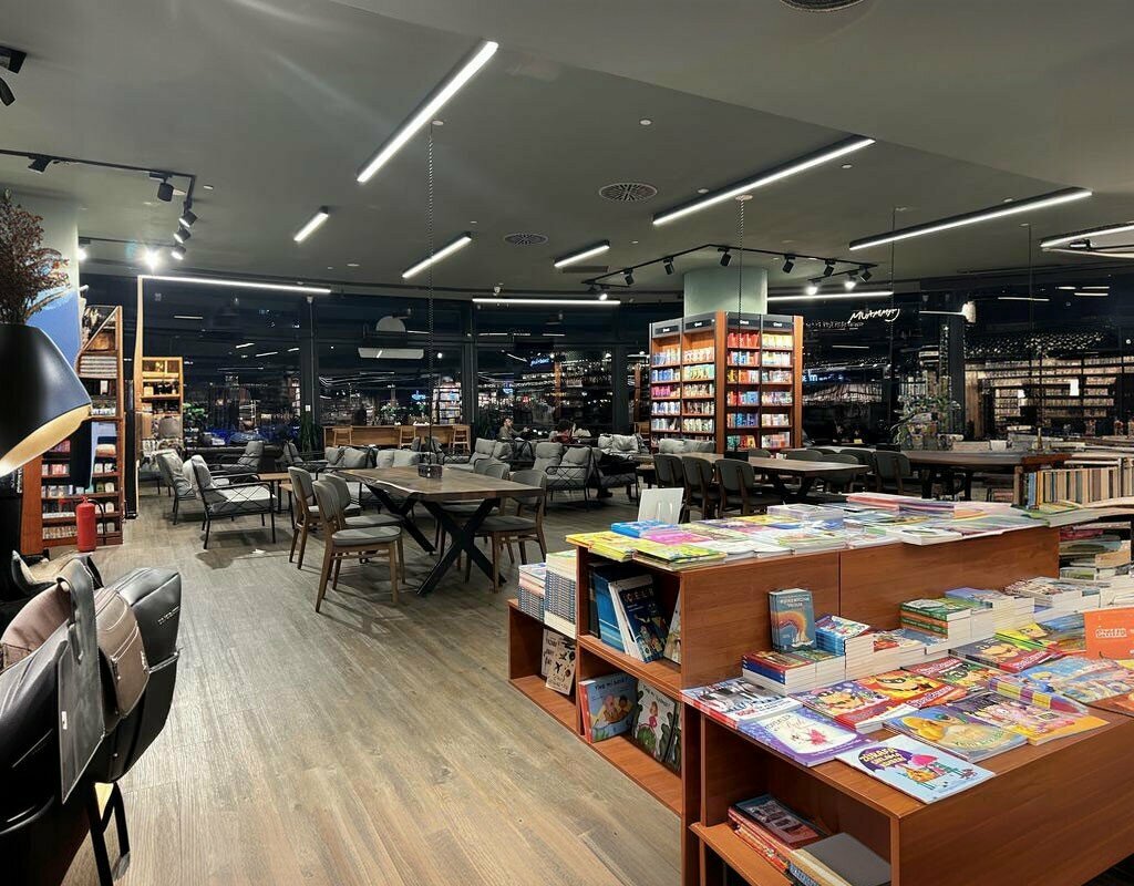 Kitap mağazaları Penguen Kitabevi Watergarden AVM, İstanbul, foto