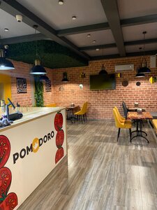 Pomodoro'nun (улица Самокиша No:2), pizzacılar  Simferopol'dan (Akmescit'ten)