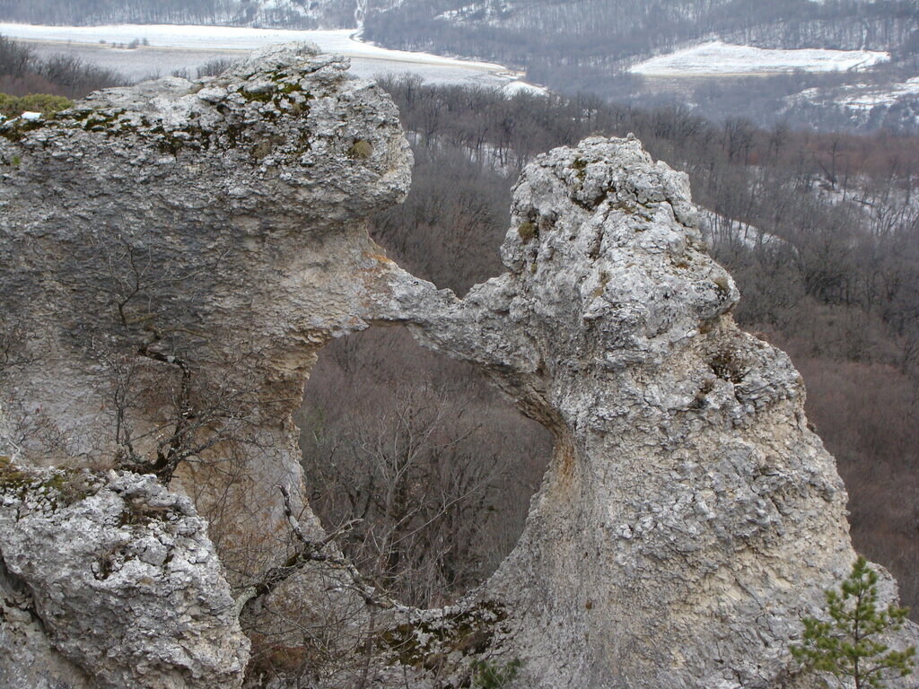 Turistik yerler Dakhovsky rockfall, Adıge Cumhuriyeti, foto