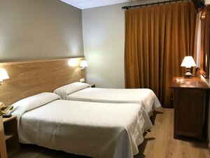 Hotel Bellavista (Comunidad Autònoma de Cataluña, Lleida, Carretera Puigcerdà, 49), otel  Katalonya'dan