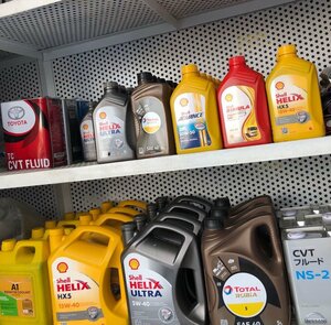 At Rene Serge's; Sale of Shell & Total Engine Oils, Brake Oil Stop Wholesale and Retail (Abidjan, La commune Adjamé, Rue Du Don De Soi), otomobil servisi  Abican'dan