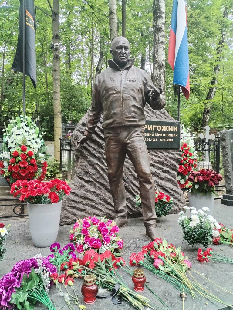 Ünlü kişilerin mezarları Е.В. Пригожин, Saint‑Petersburg, foto