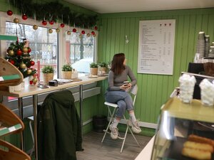 Po Plushke (Sovetskaya ulitsa No:30), kahve dükkanları  Roşal'dan