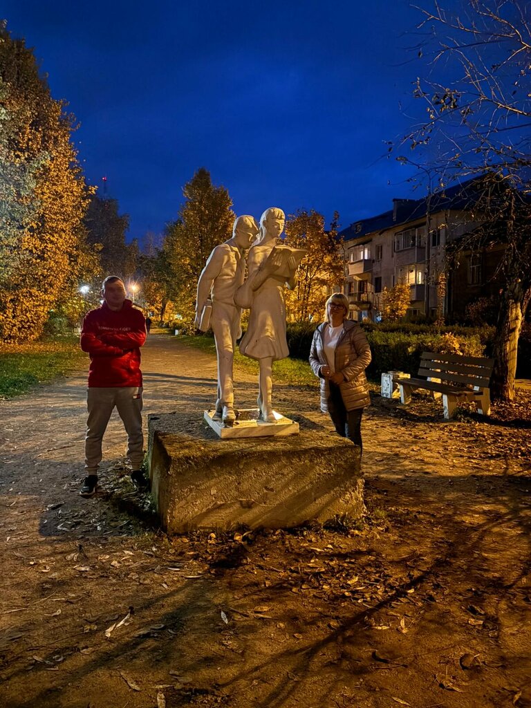 Park, sokak heykeli Шурик и Лида, Lahdenpohya, foto