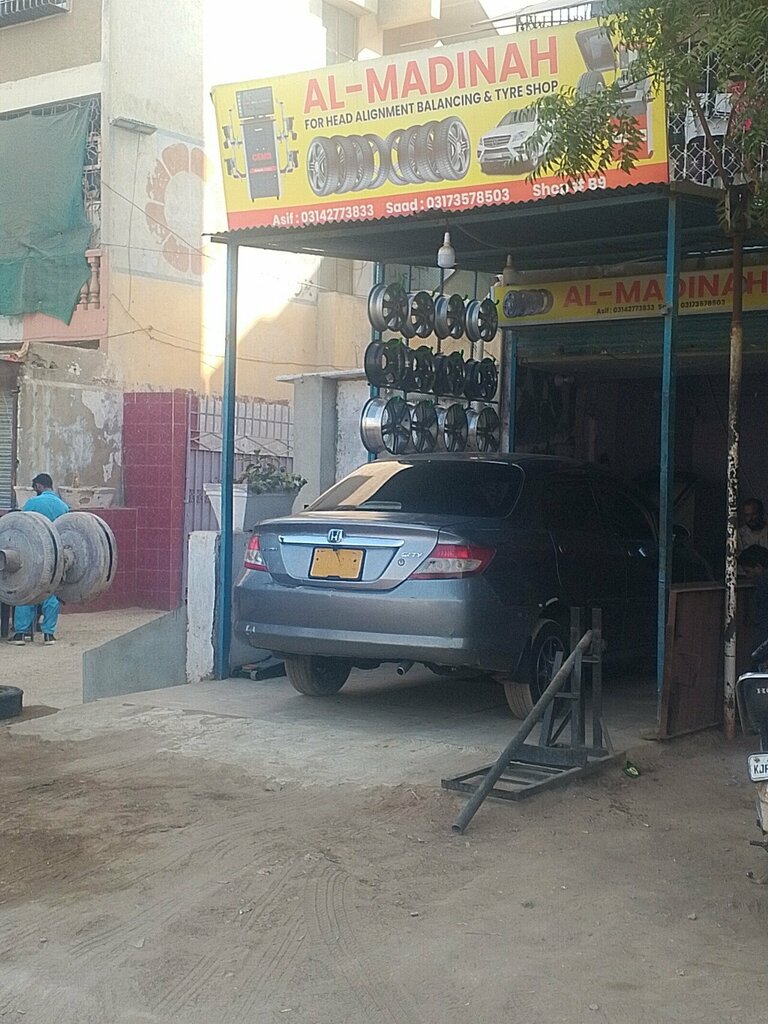 Jant ve lastikçiler Al Madinah, Karaçi, foto