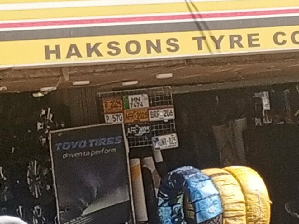 Jant ve lastikçiler Kahson tyre co, Karaçi, foto