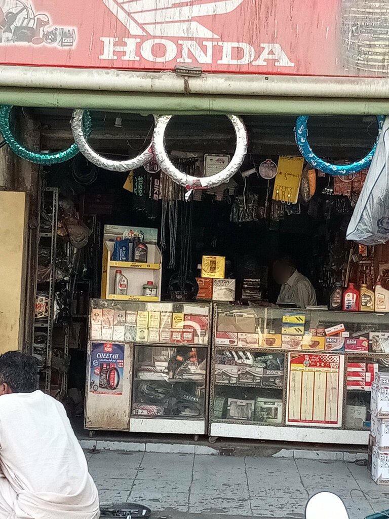 Motosiklet yedek parçaları Honda, Karaçi, foto