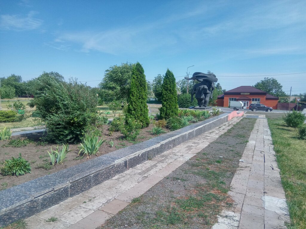 Anıt, heykel Мемориал Раненый солдат, Novoşahtinsk, foto