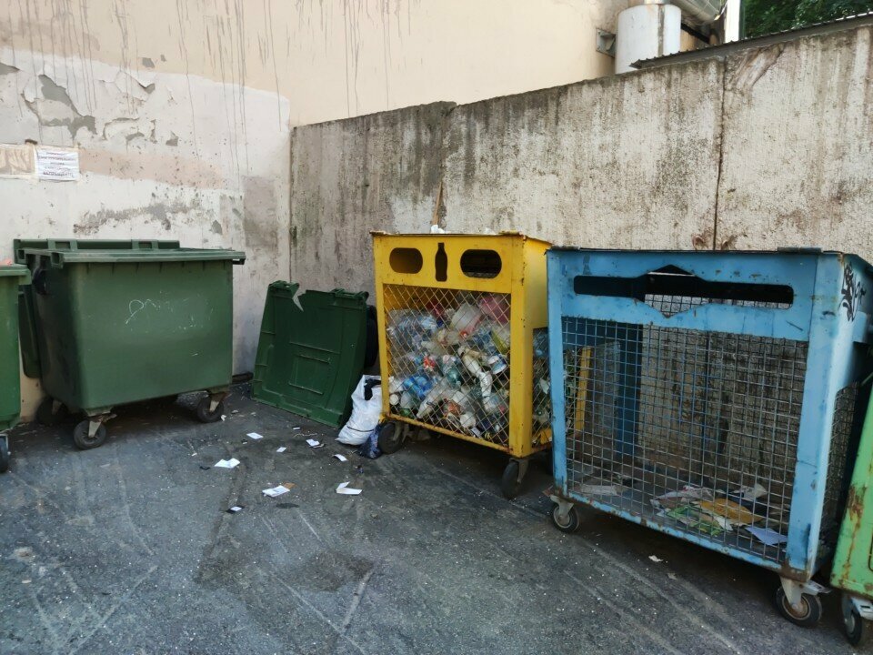 Ayrı çöp toplama noktası Точка раздельного сбора мусора, Saint‑Petersburg, foto