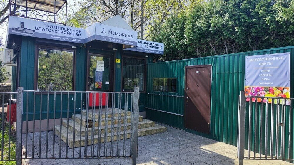 Heykel ve mezarlık taşı üreticileri Memoryall, Minsk, foto