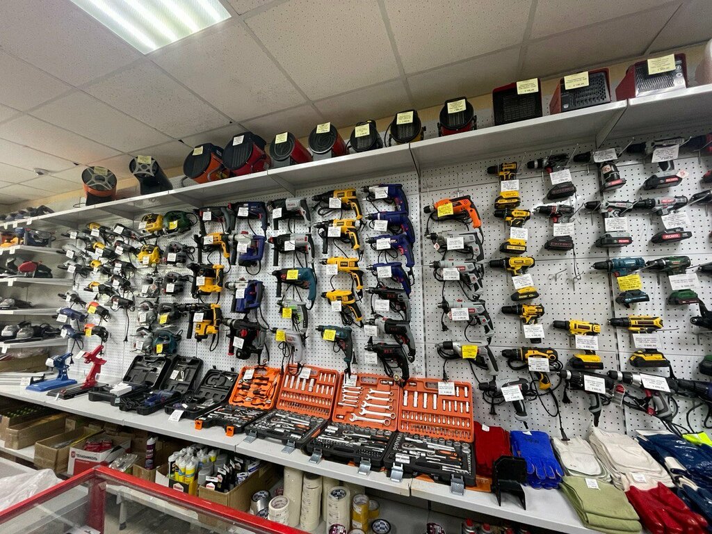 Elektrik ve benzinle çalışan aletler Domos magazin Balabanova D. S. Ip, Verhni Ufaley, foto