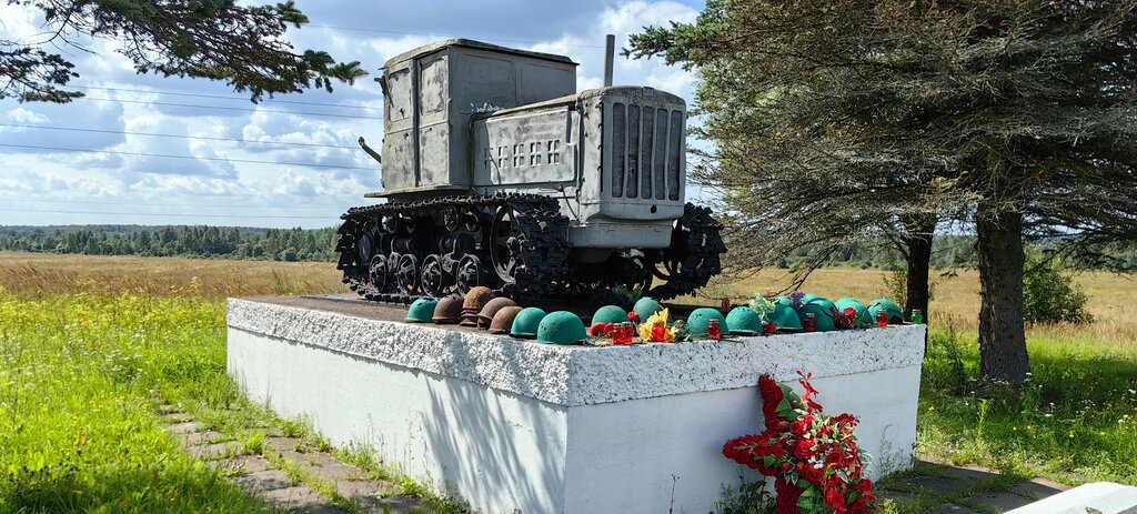 Teknoloji anıtı Трактор-памятник ДТ-54, Smolenskaya oblastı, foto