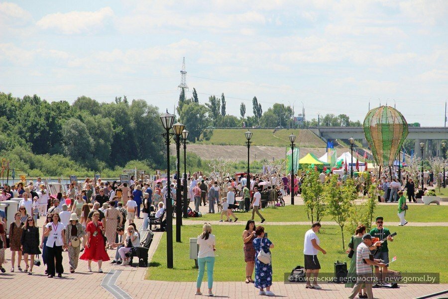 Unutulmaz olayların yeri Ярмарка на набережной, Gomel, foto