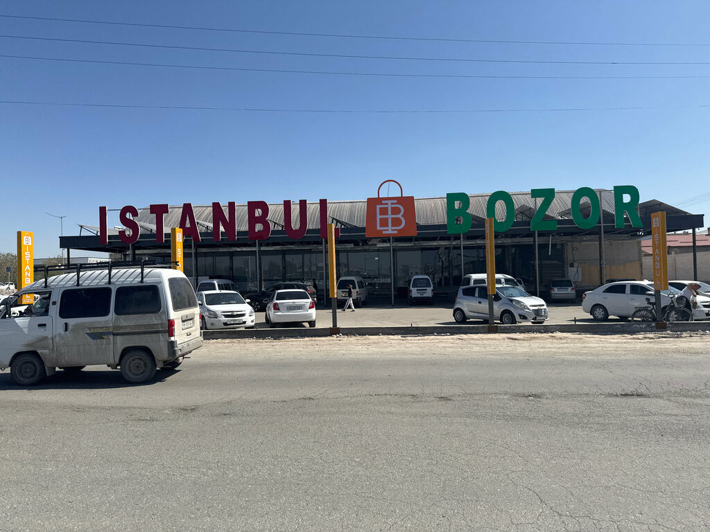 Giyim mağazası Стамбульский рынок, Ürgenç, foto