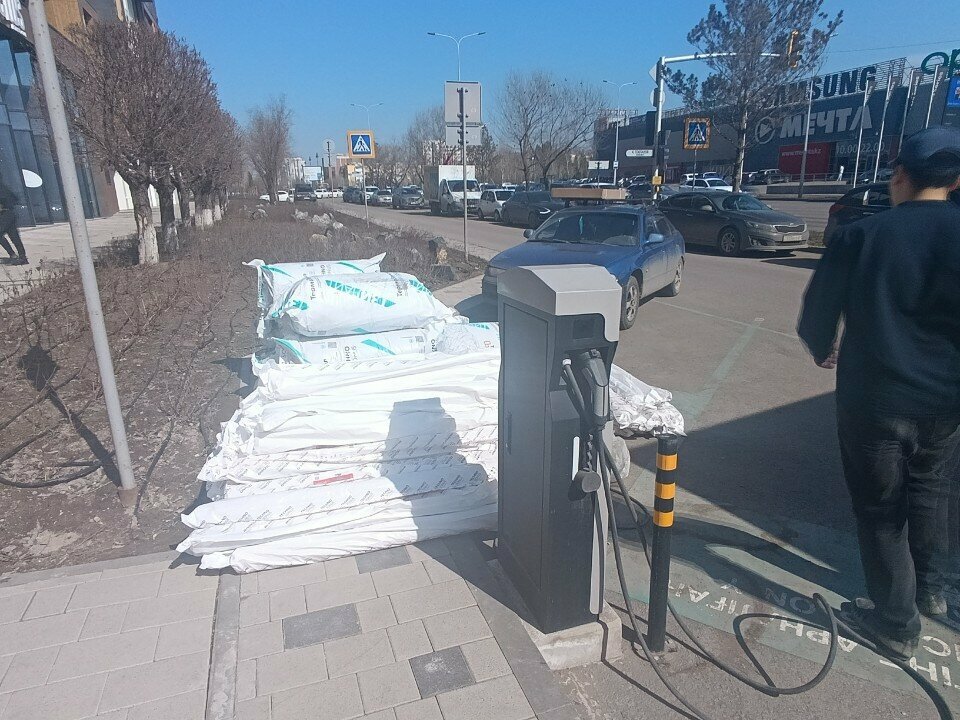 Elektrikli oto şarj istasyonları Electric vehicle charging station, Astana, foto