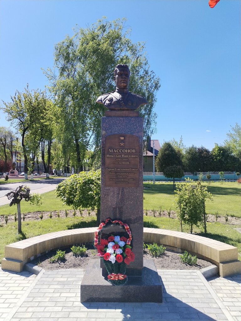 Anıt, heykel Н.П. Массонов, Svisloç, foto