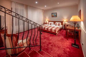 Capital (Nitriansky kraj, Nitra, Farská 16), otel  Nitra'dan