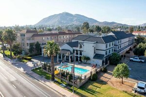 MainStay Suites Moreno Valley Near March Air Reserve Base (23120 Sunnymead Boulevard), otel  Moreno Valley'den