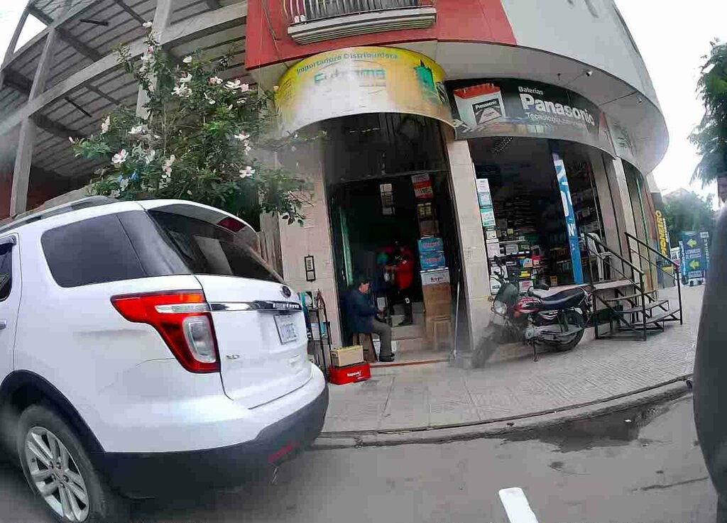 Motosiklet yedek parçaları Importadora Distribuidora, Cochabamba, foto