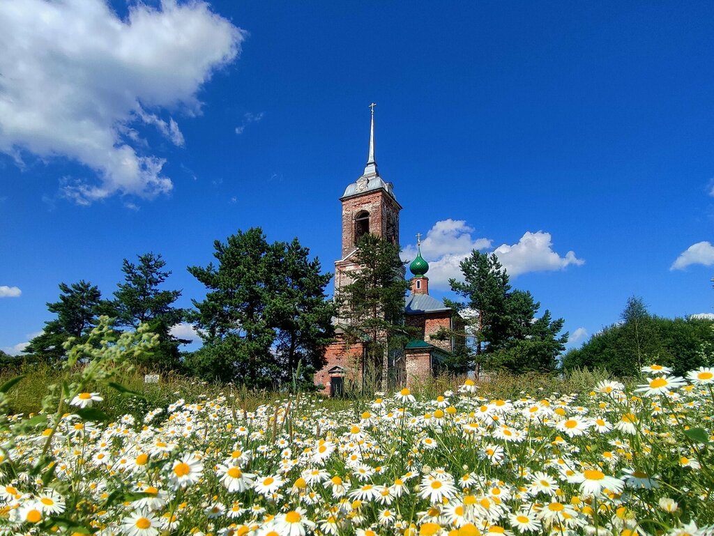 Ortodoks kiliseleri Tserkov Voskreseniya Khristova V Drozdovo, İvanovskaya oblastı, foto