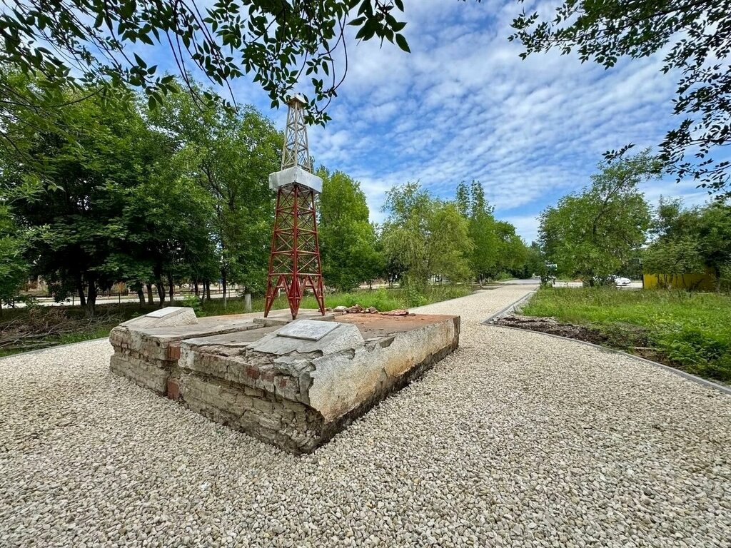 Anıt, heykel Monument, Buguruslan, foto