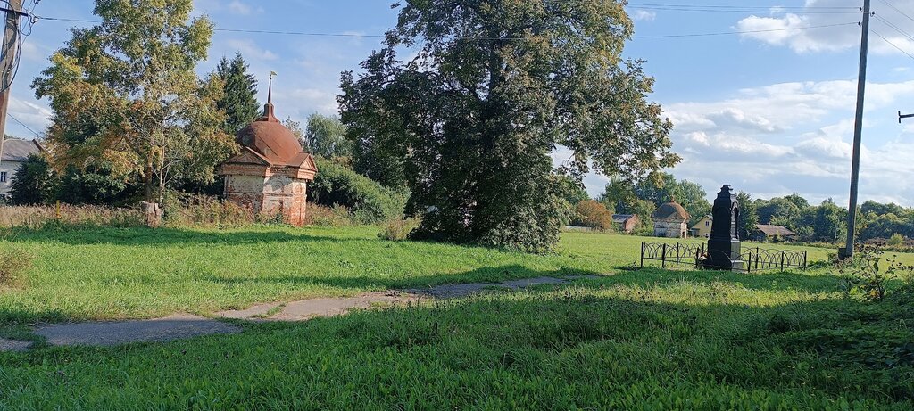 Şapel, haç anıtı Башня-часовня, Yaroslavskaya oblastı, foto