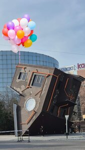 Upside Down House (Mańǵystaý oblysy, Aktau, 16-shy yqsham aýdany), atraksiyon  Aktav'dan
