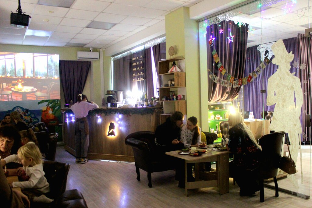 Kahve dükkanları Pushkin club, Yuhnov, foto