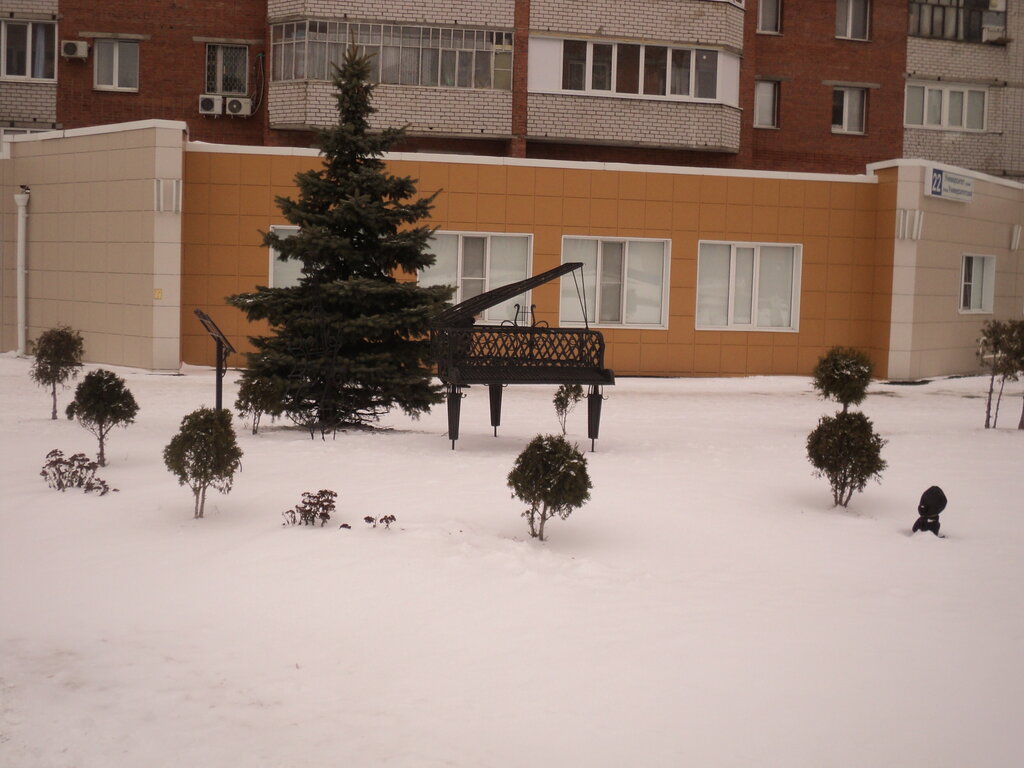 Park, sokak heykeli Рояль, Cheboksary, foto