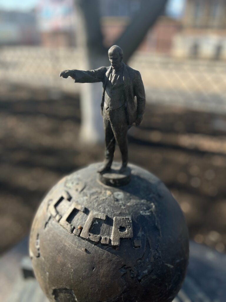 Anıt, heykel Ленин на земном шаре, Mihaylov, foto