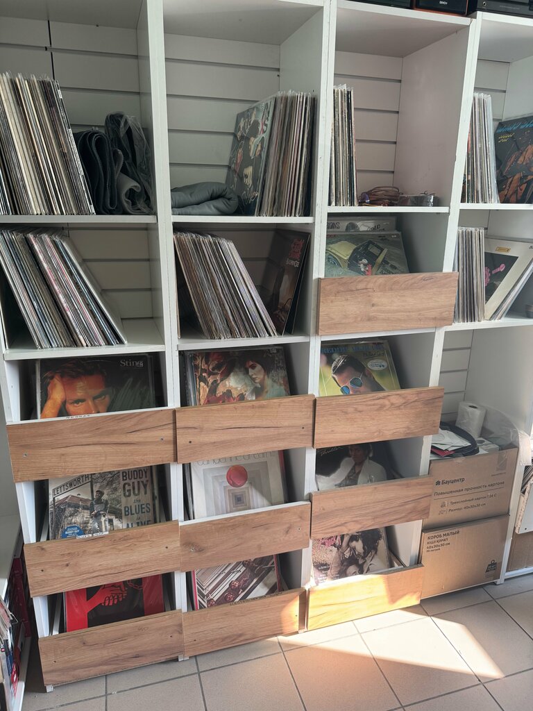 Diskler, plakalar MusicManiac, Kaliningrad, foto