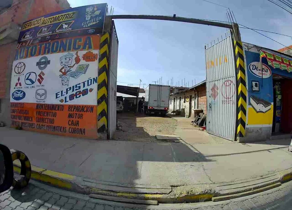 Oto döşeme The Crazy Piston Automotive Service, El Alto, foto