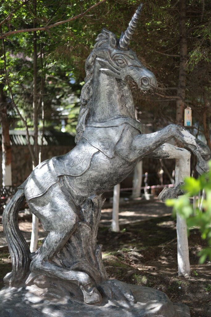 Park, sokak heykeli Единорог, Novosibirsk, foto