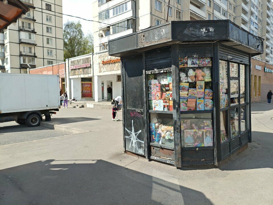 Gazete bayi Press sales point, Saint‑Petersburg, foto