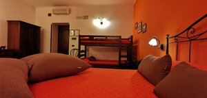 Hotel Neapolis (Campania, Naples, Via del Giudice F.), otel  Napoli'den