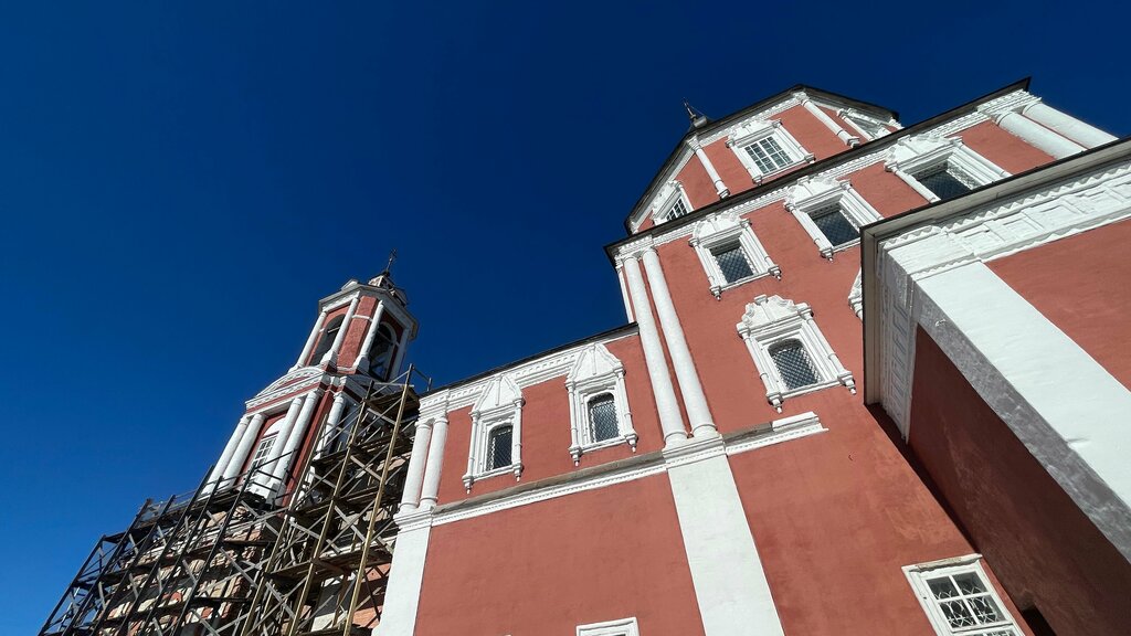 Manastır Tserkov Voskreseniya Slovushchego V Voskresenskom Karachevskom monastyre, Brianskaya oblastı, foto