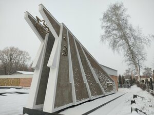 Монумент Знамёна (Ryazan, Skorbyaschenskoe Cemetery), anıt, heykel  Riazan'dan