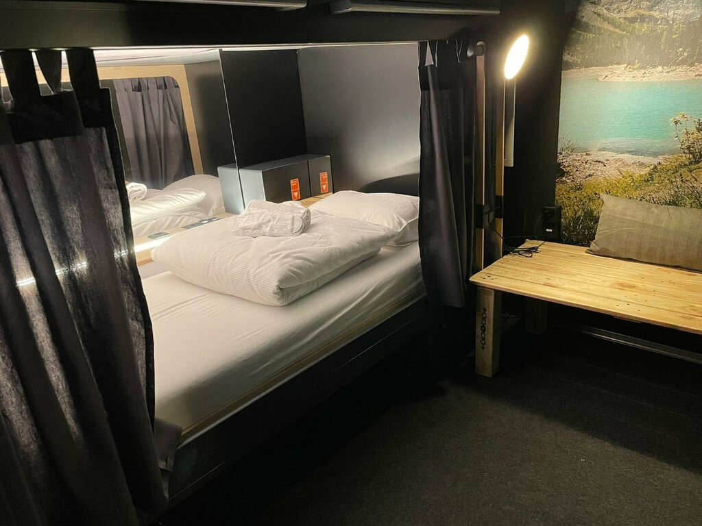 Otel Capsule Hotel - Alpine Garden Zurich Airport, Zürih, foto