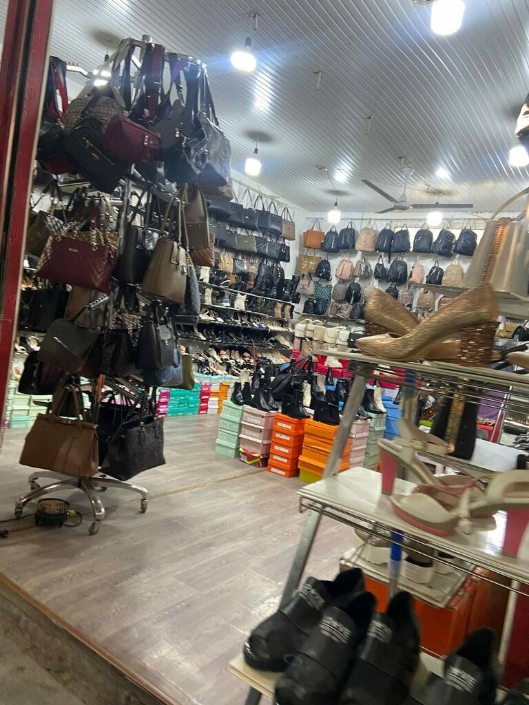 Ayakkabı mağazaları Qadın ayaqqabıları və çantaları, Mingeçevir, foto