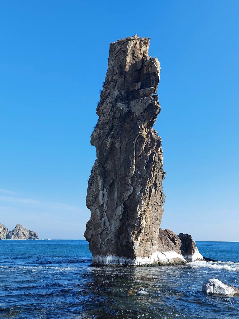 Dağ zirvesi Кекур Молящаяся Королева, Primoriye, foto