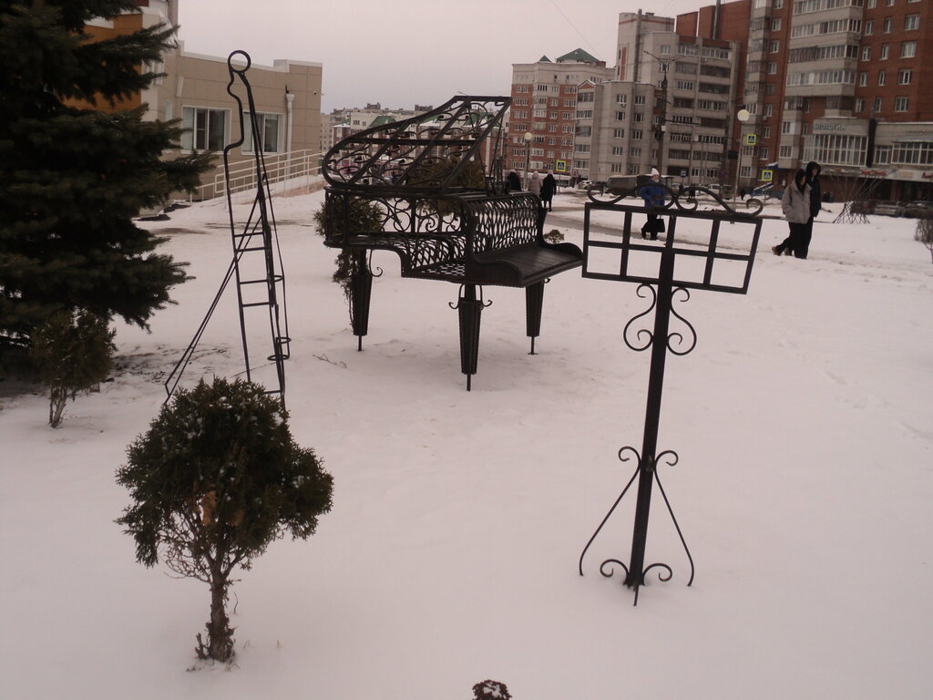 Park, sokak heykeli Рояль, Cheboksary, foto