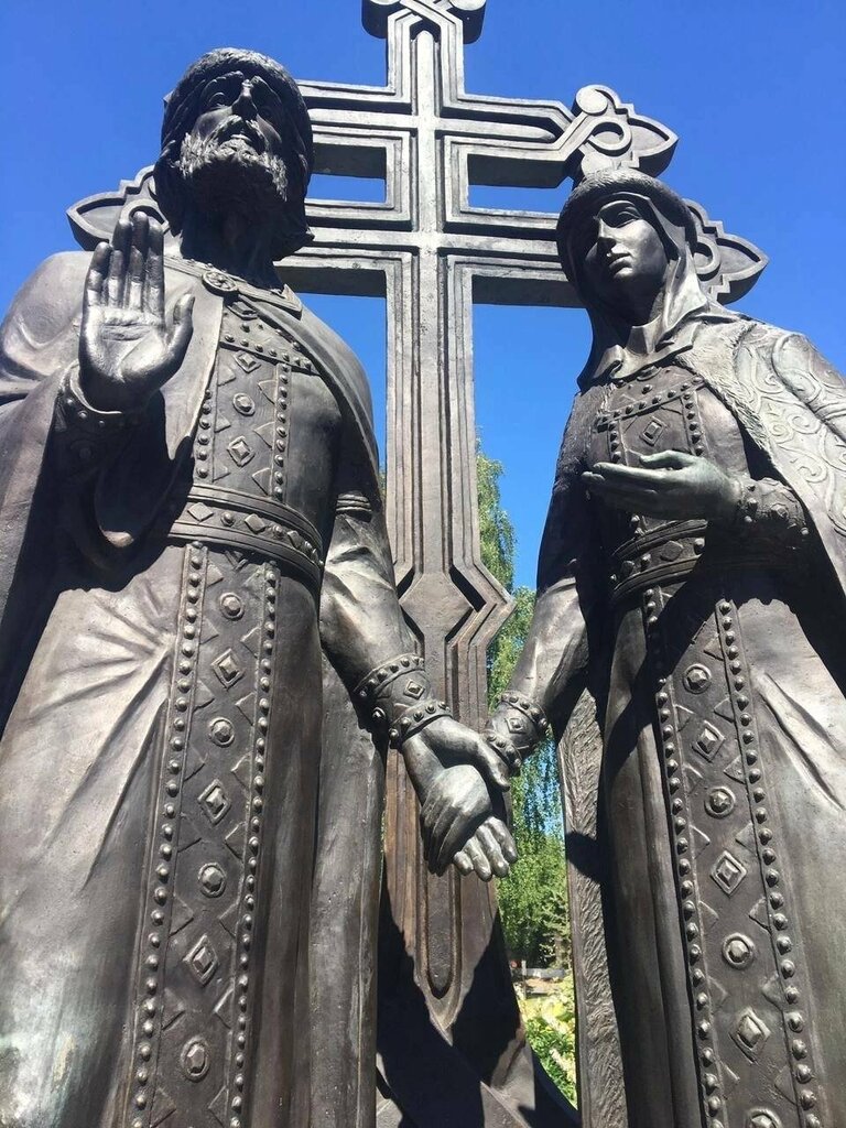 Anıt, heykel Пётр и Феврония Муромские, Velikiy Novgorod, foto