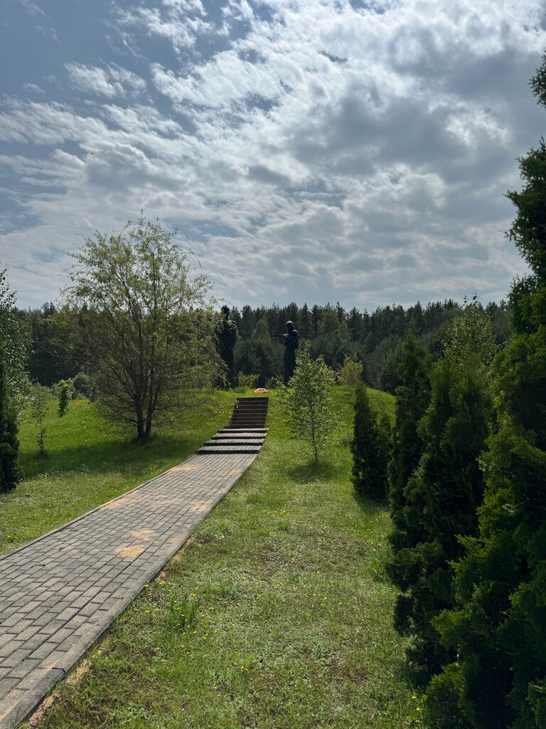 Anıt, heykel Обелиск деревня Околово, Minskaya oblastı, foto