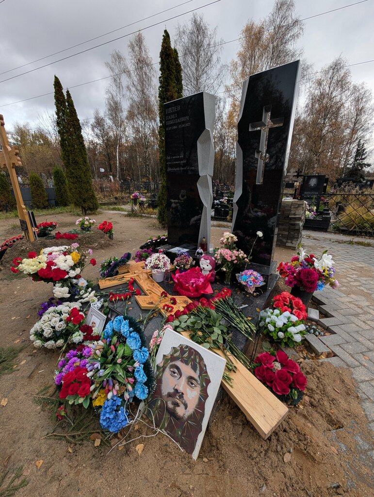 Ünlü kişilerin mezarları Рэпер Павел Николаевич Ивлев, Balaşiha, foto