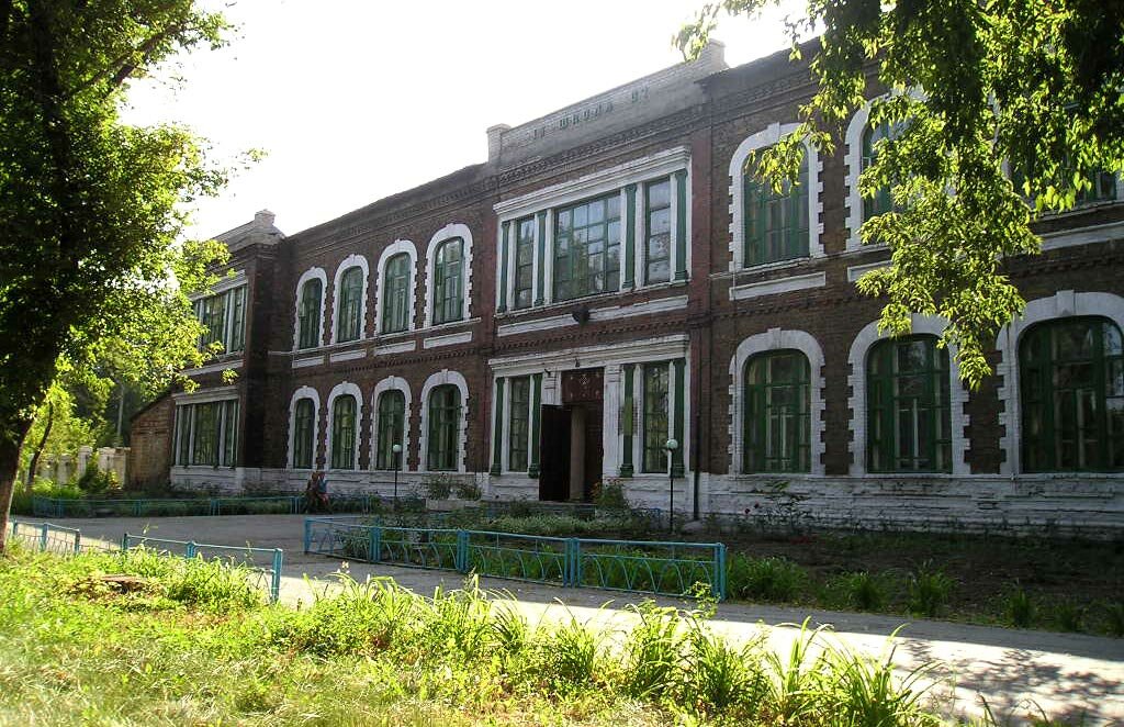 Ortaokul Алчевский коллегиум № 1 имени Христины Алчевской, Alchevsk, foto