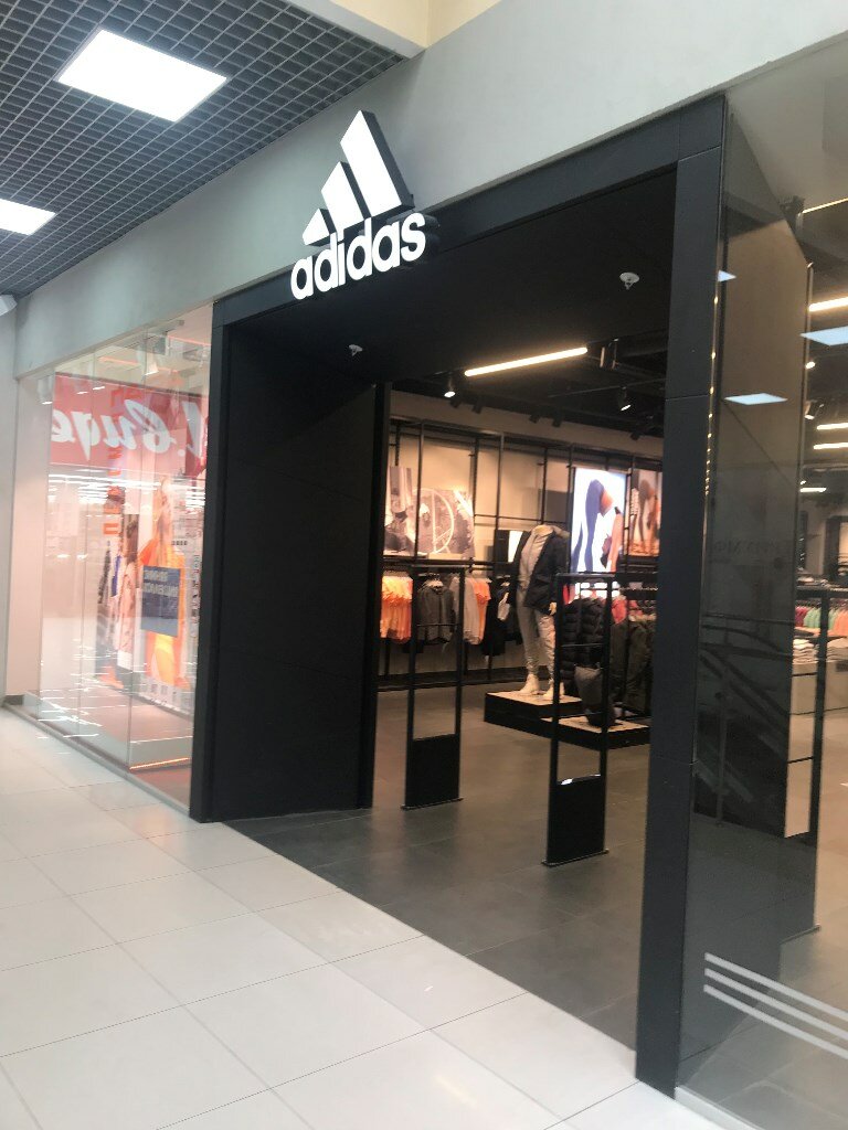 Spor giyim ve ayakkabı Adidas, Obninsk, foto