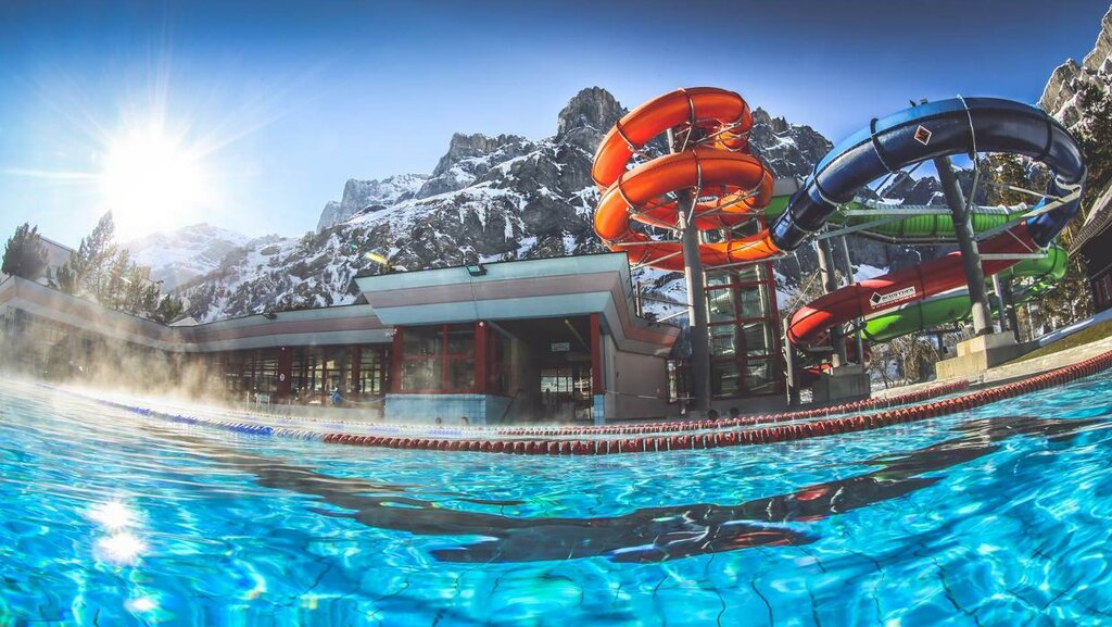Su parkı Leukerbad Therme, Valais, foto