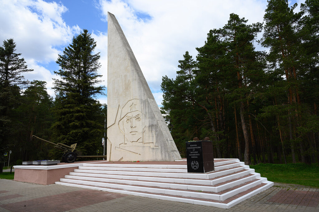 Anıt, heykel Воинам-освободителям, Yuhnov, foto