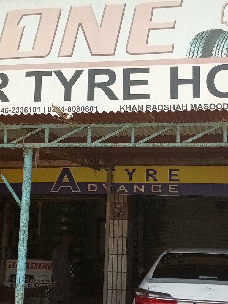 Jant ve lastikçiler Advance tyres, Karaçi, foto